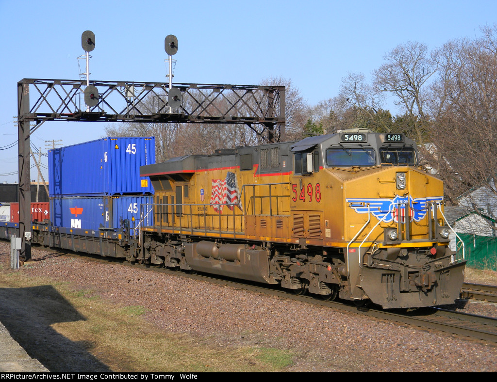 UP 5498 passes under the UP singals for westbound trains at Rochelle IL
